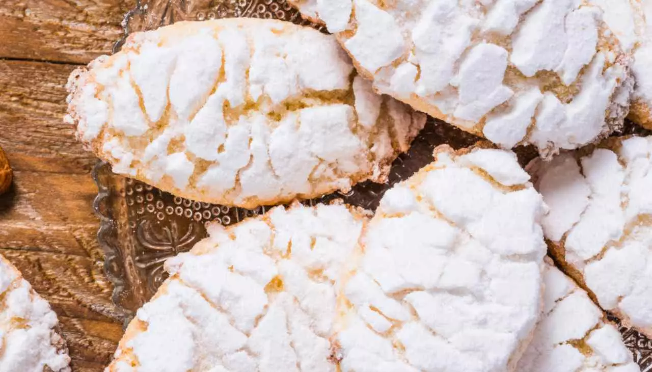 шоколад чипсы менен Ricciarelli | Альтернативалуу, бирок андан да ашкере | Befana үчүн идеалдуу