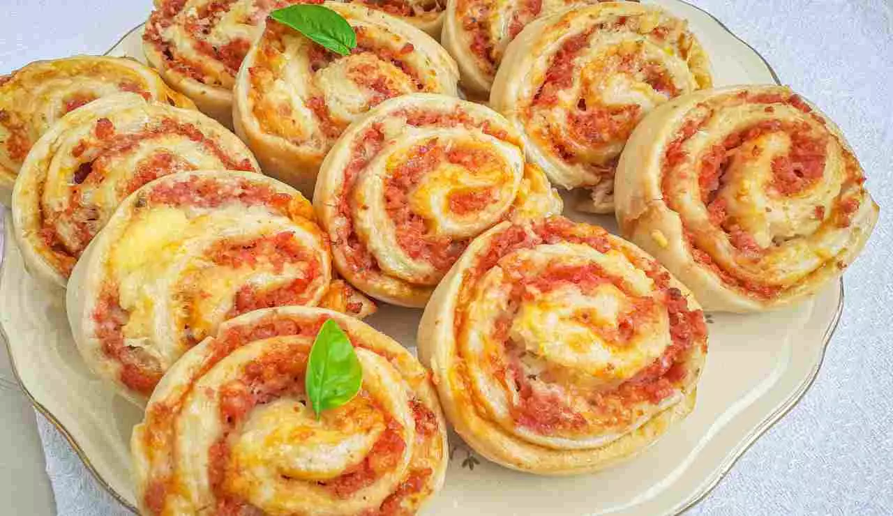 Tomato pizza rolls with philadelphia and basil