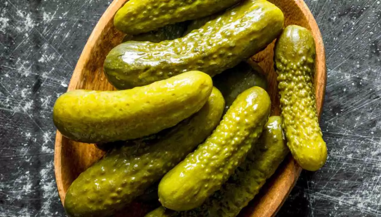 Gherkins imnaddfin | Faċli u ħfief ħafna mingħajr ħwawar u togħmiet