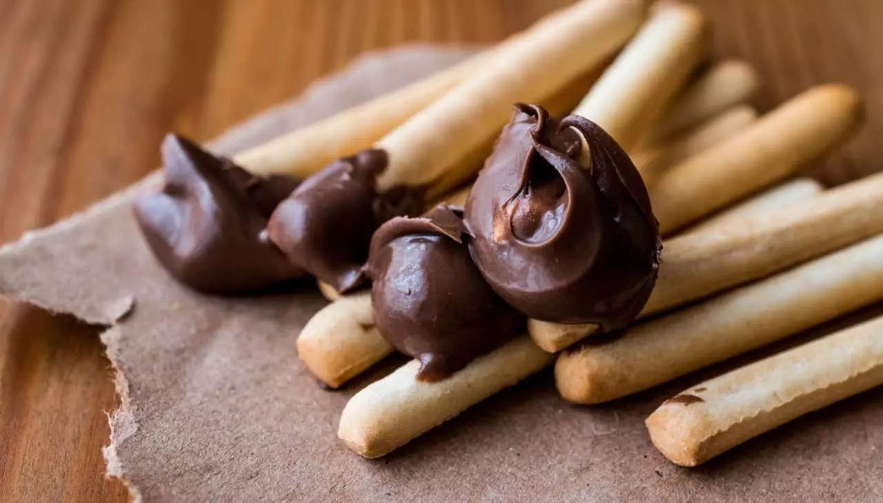 Breadsticks tal-qamħ saraċin bil-krema gianduia u qastan | Irresistibbli