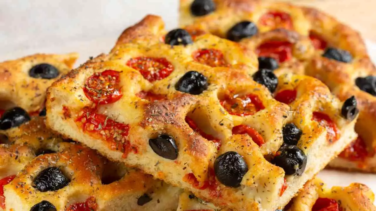 Focaccia aux olives et tomates dans la friteuse à air | La recette astucieuse