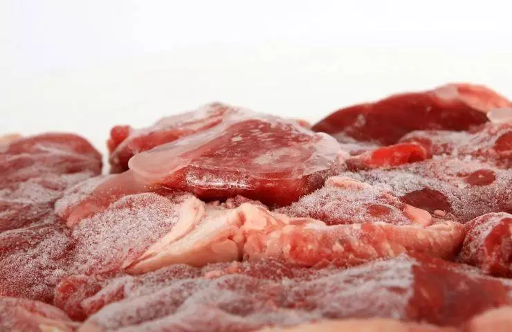 Cociñar carne conxelada, como protexer a nosa saúde: coidado 35334_3