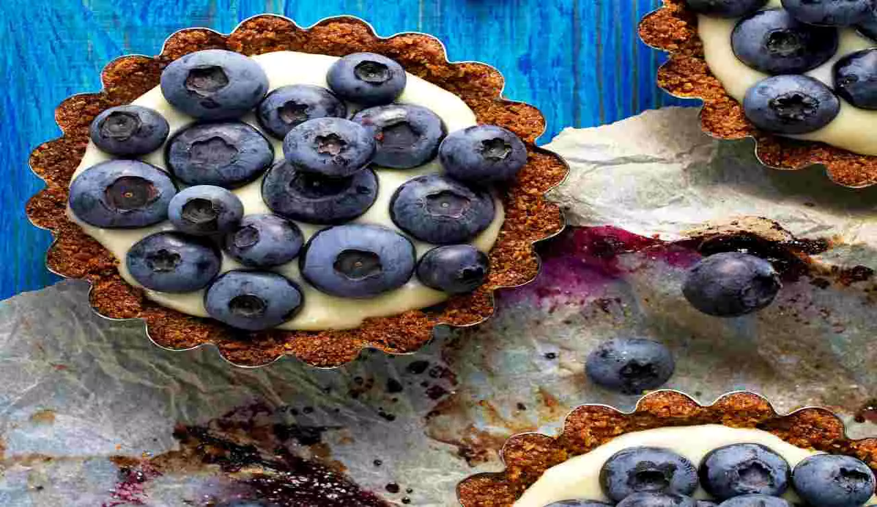 Chocolate tarts nga adunay yogurt cream ug blueberries | dili mapugngan