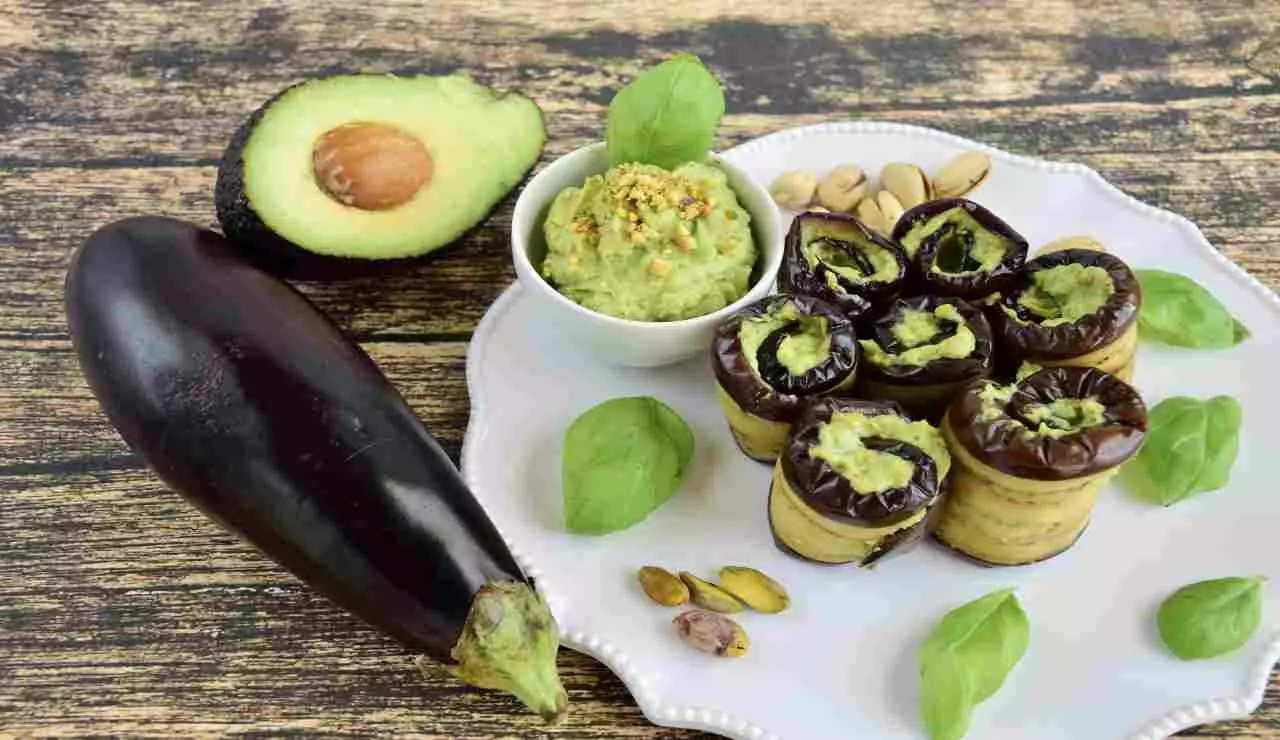 Aubergine rolls ane avocado uye pistachio pesto AdobeStock