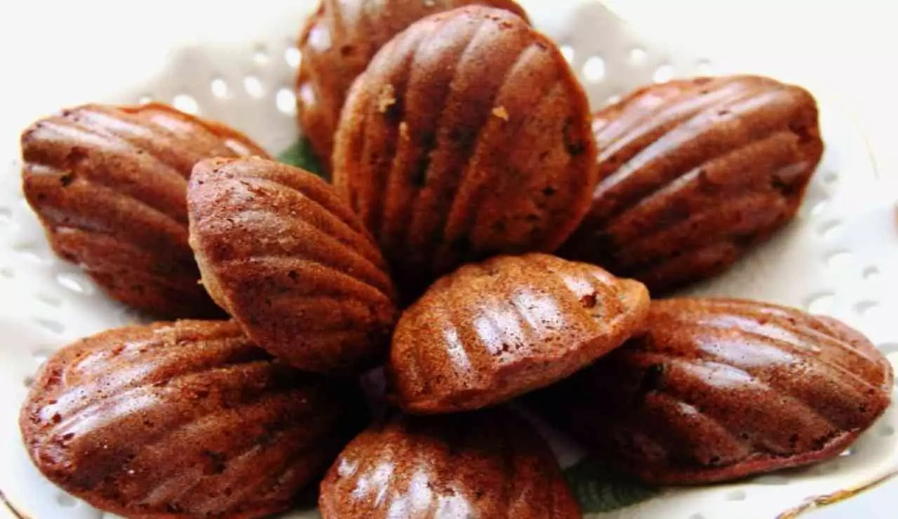 Madeleines de cacao con recheo de salsa de caramelo