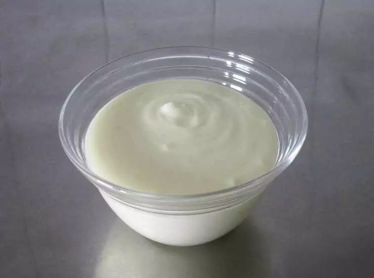 Yogurt cake ne white chokoreti ganache