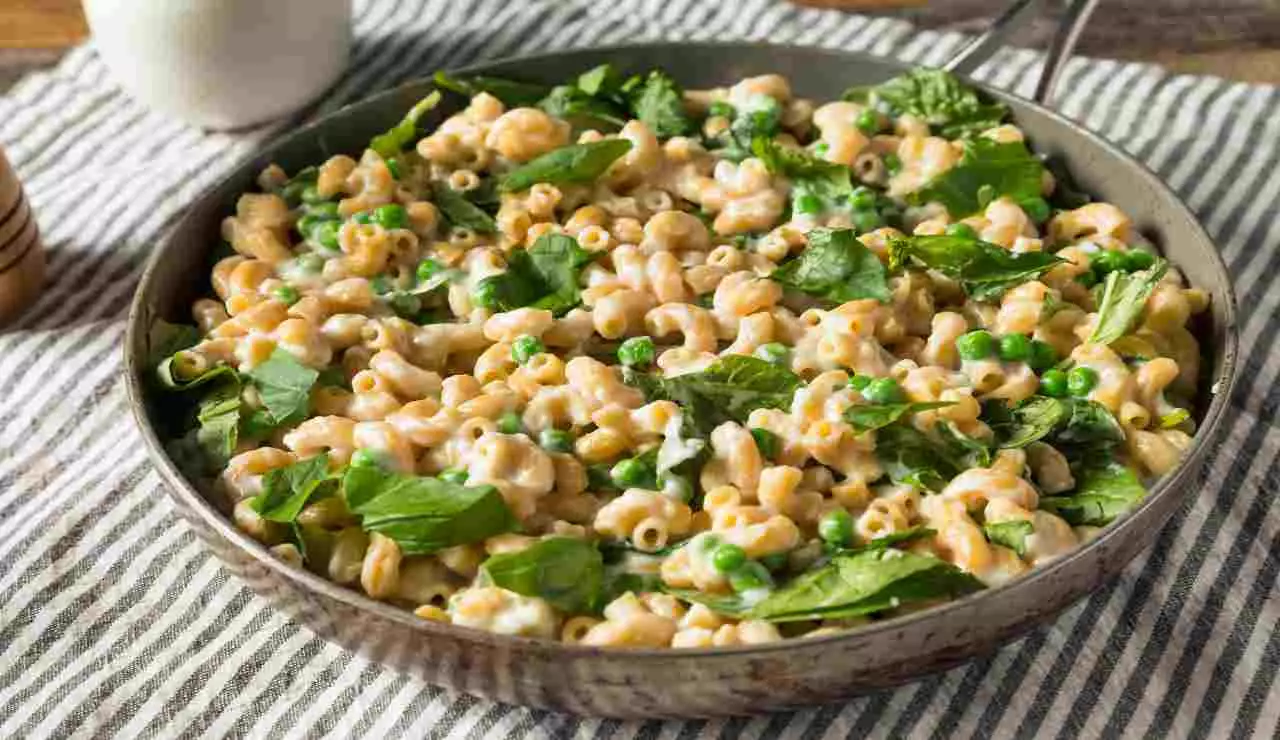 Macarrão com 4 queijos com espinafres e ervilhas