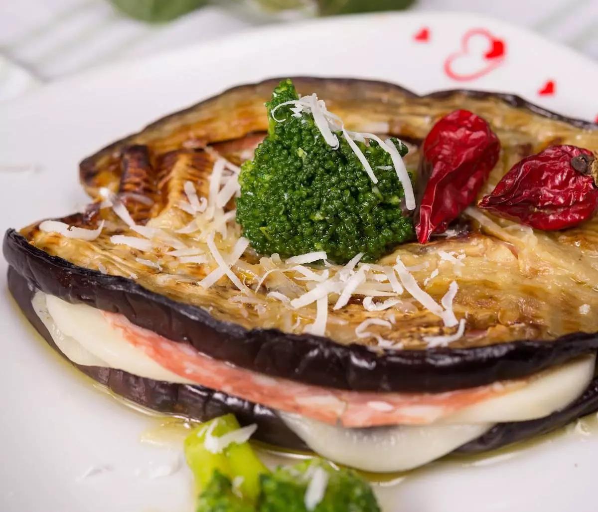 Stuffed Eggplant Panzerotti, stuffed ກັບ salami ແລະເນີຍແຂງ