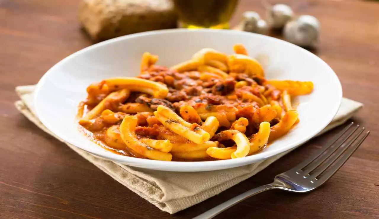 Strozzapreti hamwe na cream y'ibihaza, ibihumyo na sosiso AdobeStock