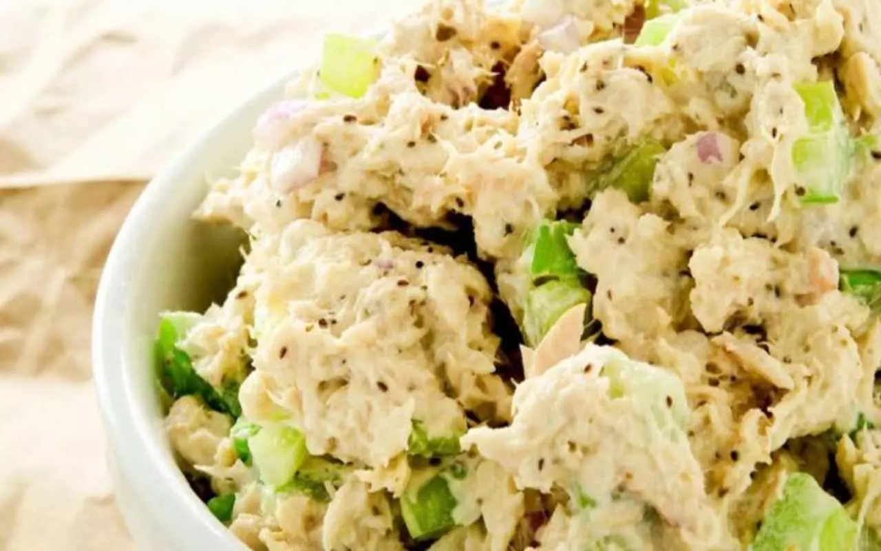 Green agwa, nduku, celery na tuna salad | Nke ọhụrụ na n'oge okpomọkụ-àmà