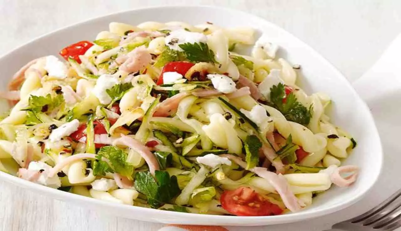 Fusilli zucchini oo leh ham iyo robiola