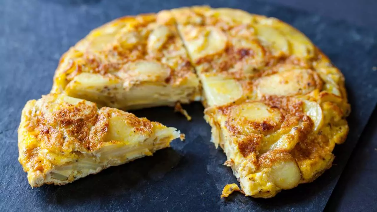 Omelet kacha mma na-esi nri dị, naanị ma ọ bụrụ na ị gbakwunye ihe abụọ dị mfe