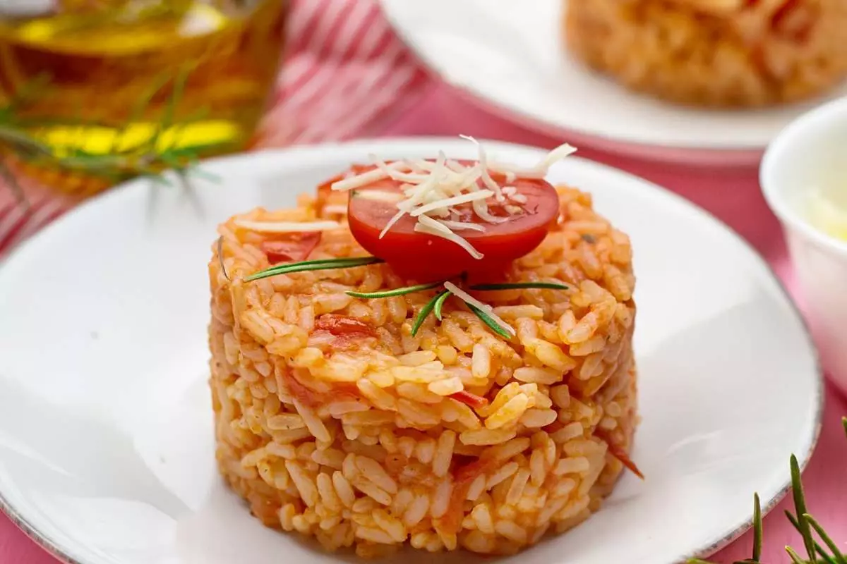 Arroz al horno con salsa, un primer plato fibroso y crujiente