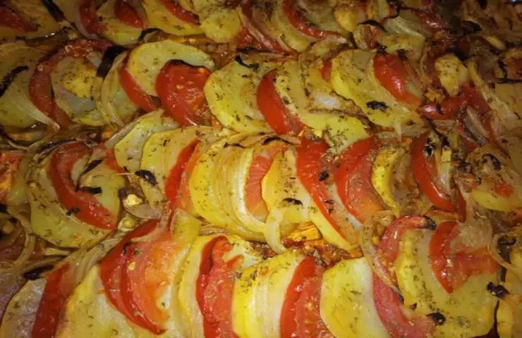कांदा आणि टोमॅटो सह भाजलेले बटाटे | साइड डिश जे प्रत्येक गोष्टीसह चांगले जाते 35486_1