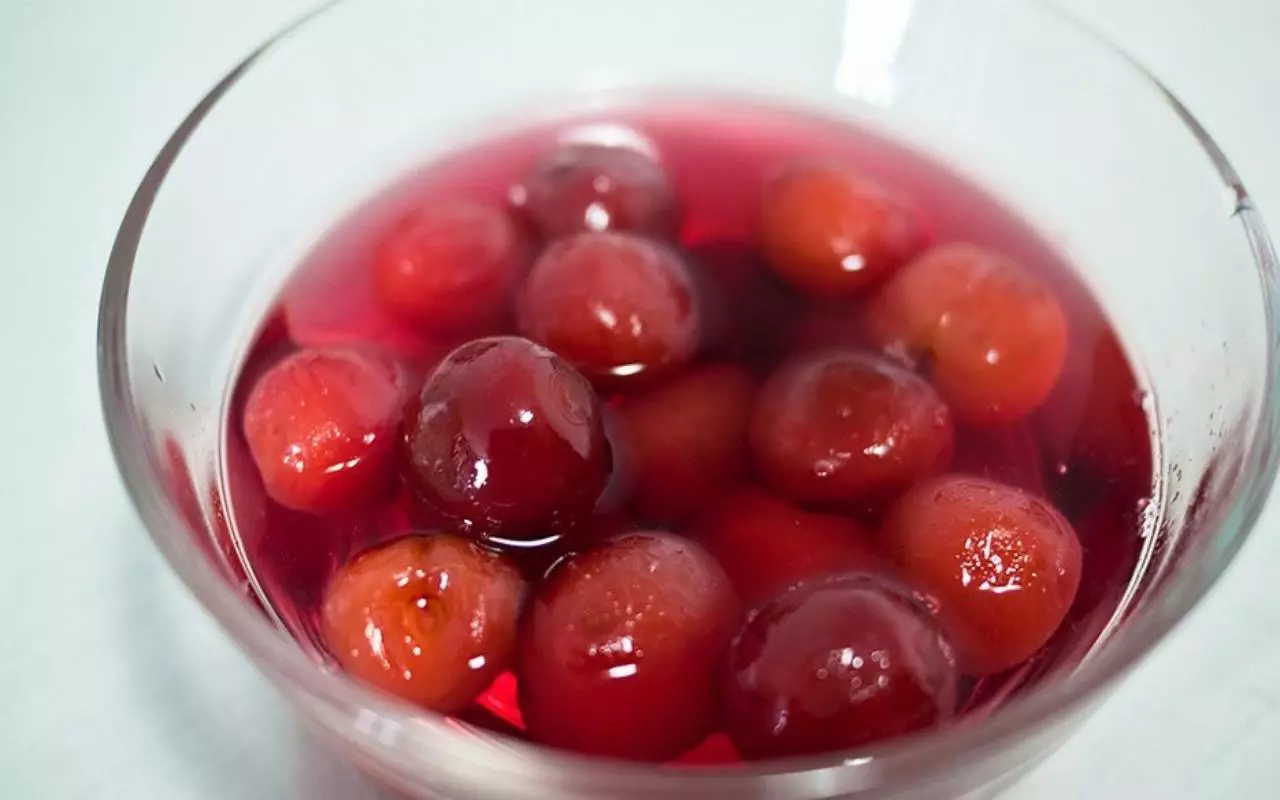 Cherry ກັບ vermouth ສີຂາວ | ອາຫານການຍ່ອຍອາຫານທີ່ດີເລີດ