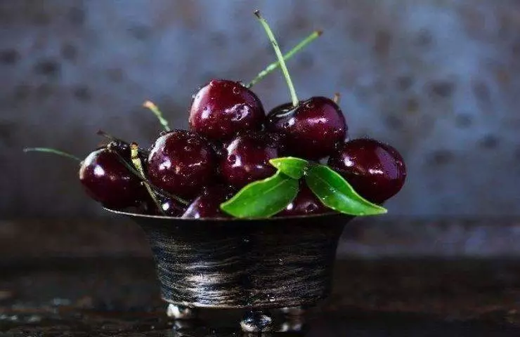 Cherry ជាមួយ vermouth ពណ៌ស បោះពុម្ពរូបមន្តរូបថត