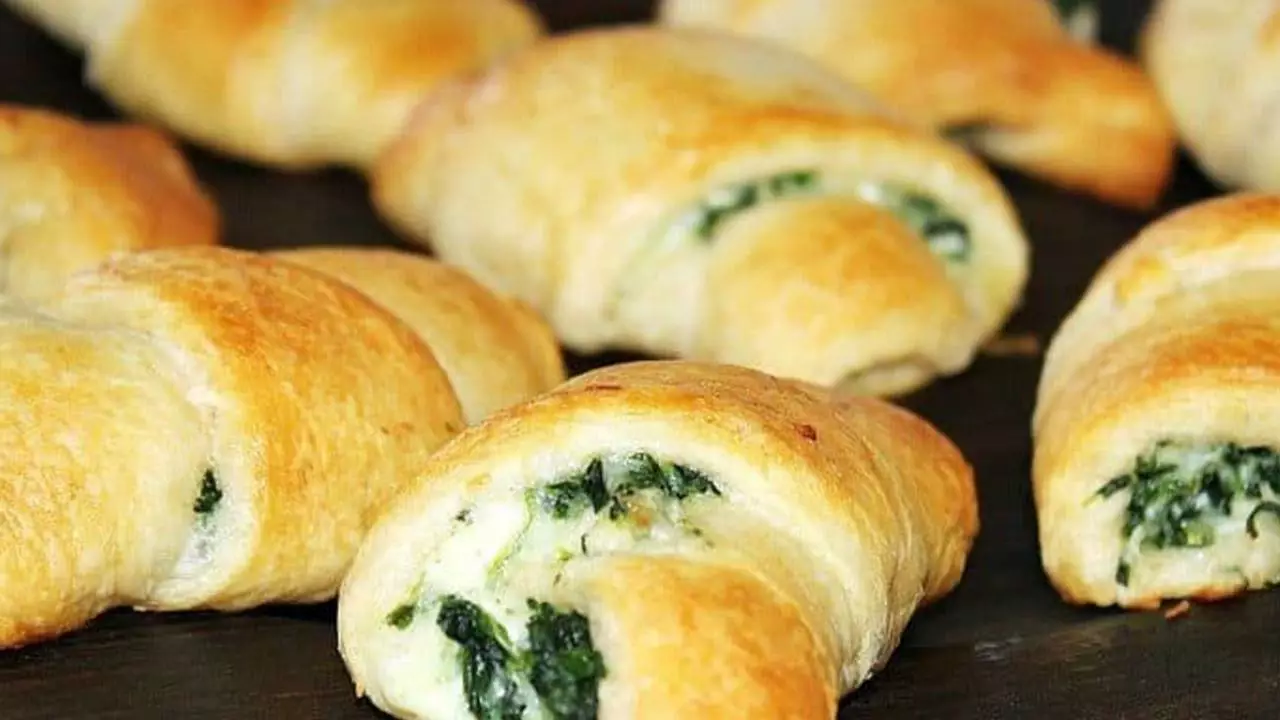 Croissant miaraka amin'ny fromazy sy spinach, sakafo tsara amin'ny rantsantanana na aperitif