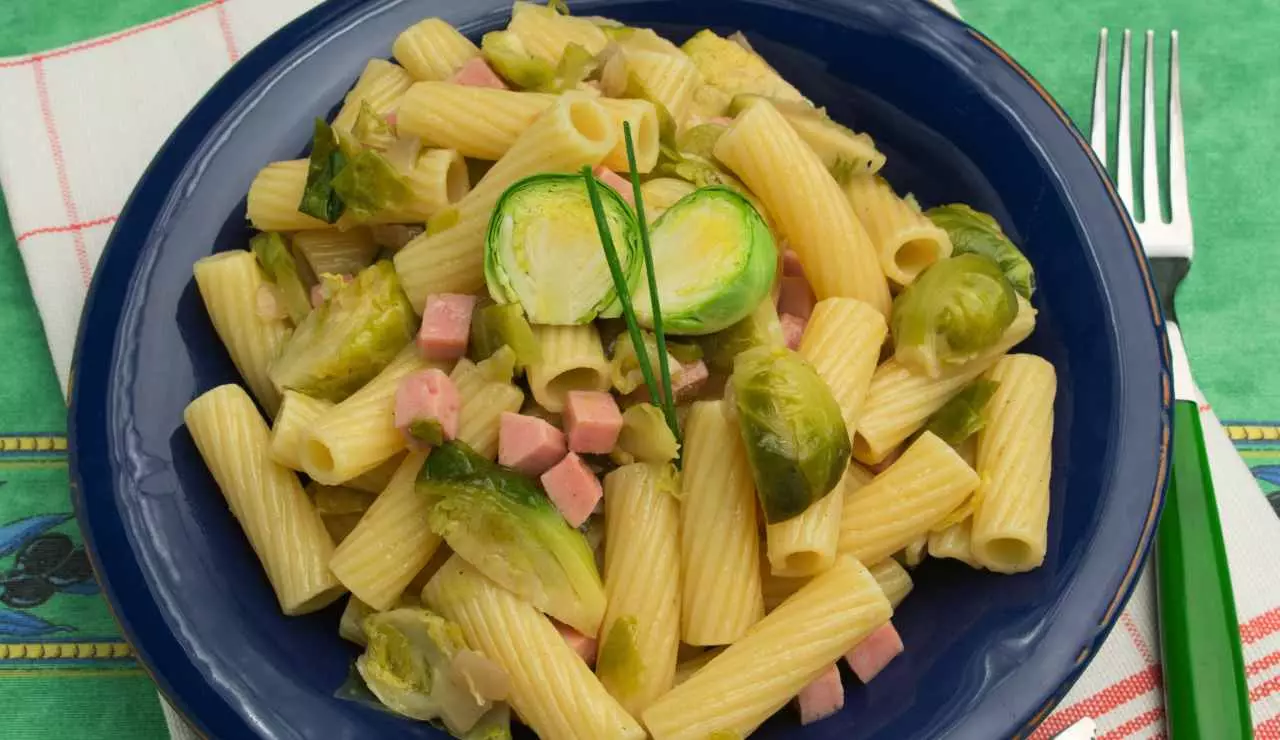 Macaroni dhadhan fiican leh, sprouts iyo ham la kariyey | Kulayl ama qabow dhadhan fiican leh 35521_1