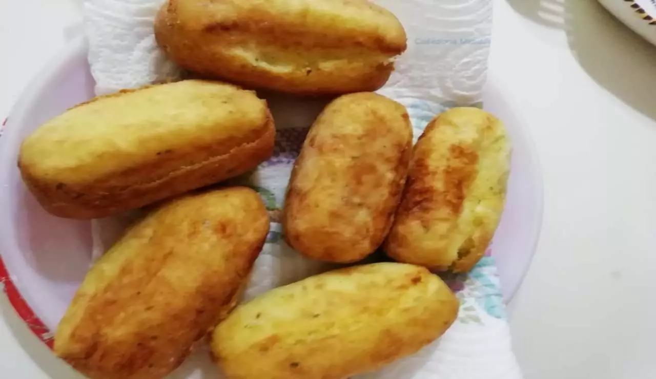 Croissant kentang dengan terong goreng dan provolone