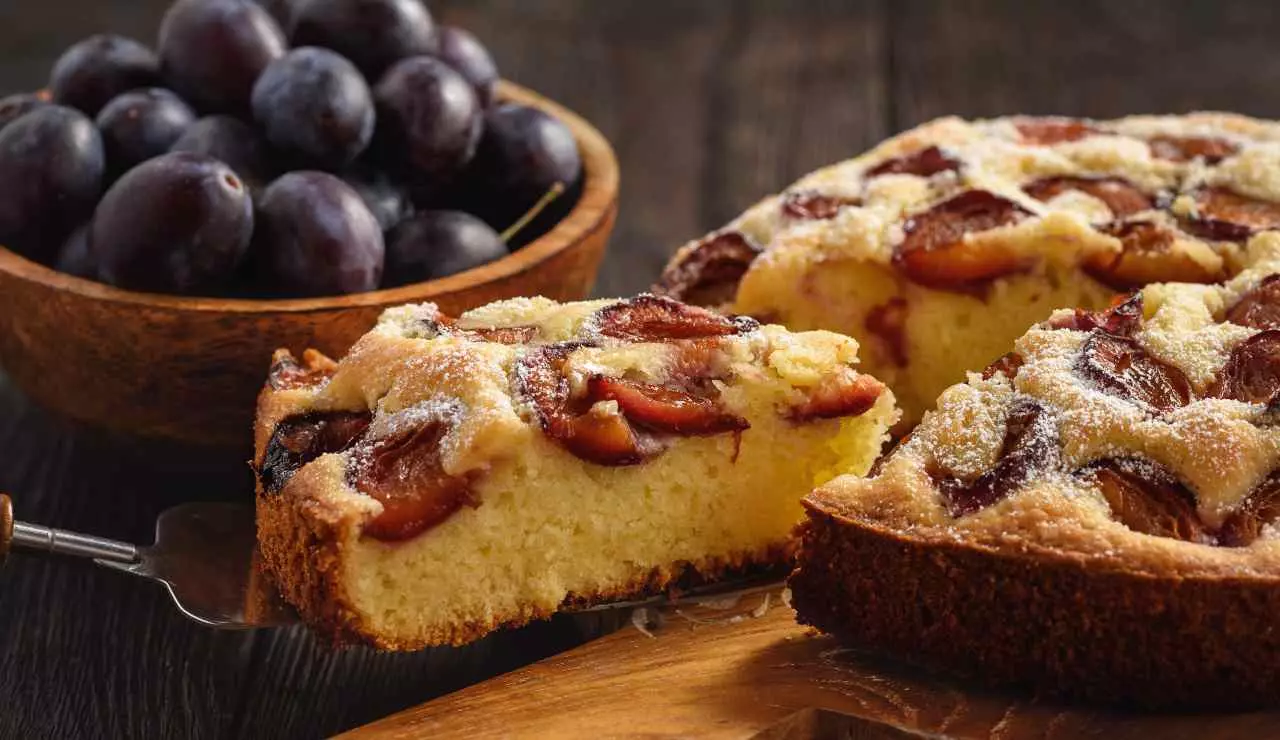 Malambot na plum cake | Napakadaling gawin sa loob ng 10 minuto 35533_1