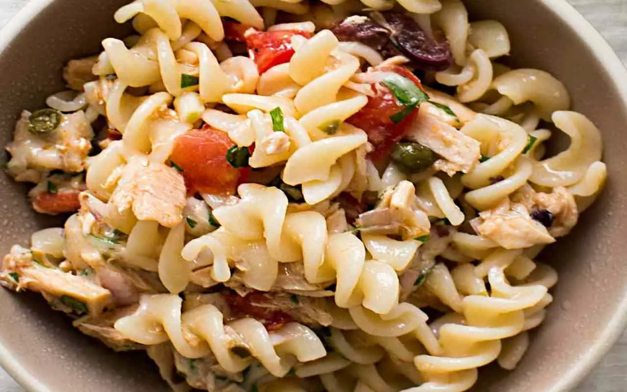 Pasta fuar le beacáin, tuinnín, mozzarella agus trátaí triomaithe | Maith sibh!