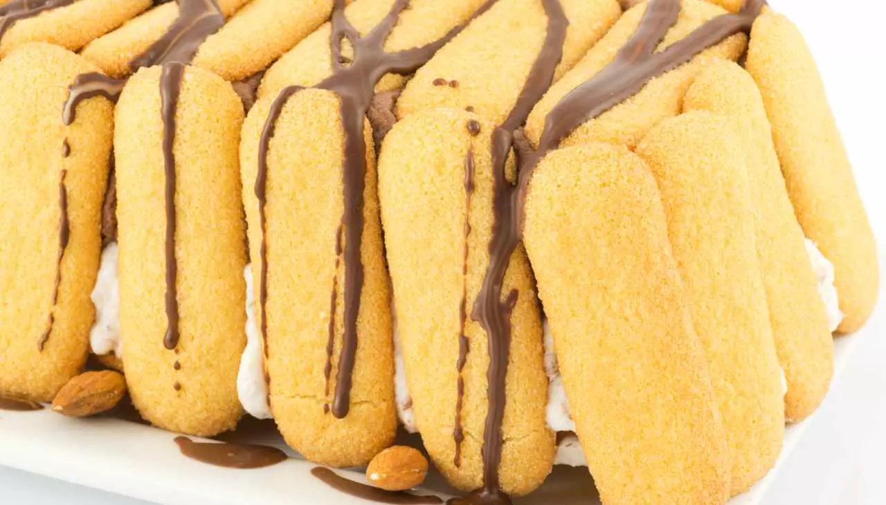 dessert ເຢັນກັບ biscuits ແລະເນີຍແຂງ