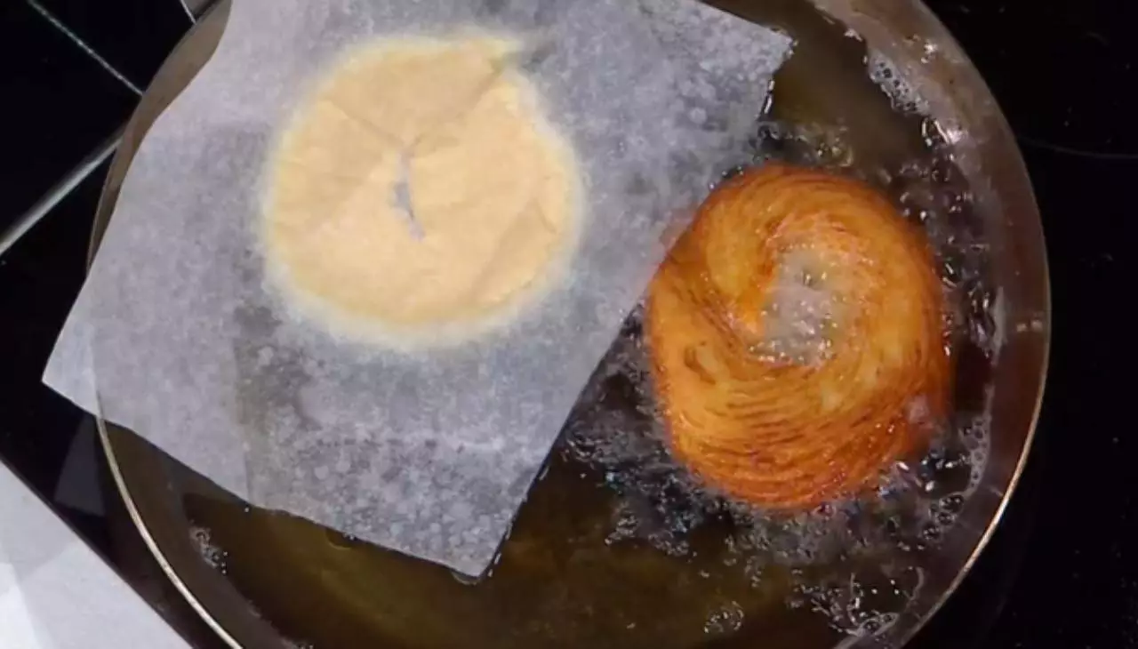 Сүрөт Ар дайым түш. Zeppole di San Giuseppe ашпозчу Мауро Импрота жана анын уулу ашпозчу Маттиа