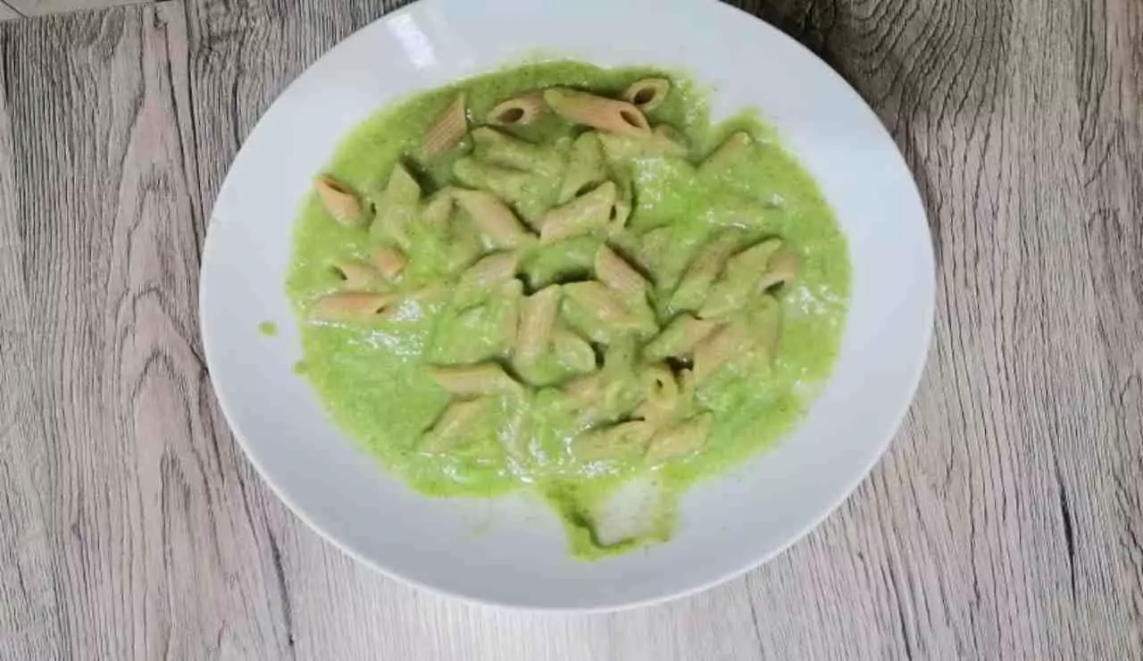 Mezze penne hamwe na cream ya broccoli, pinusi na parmesan