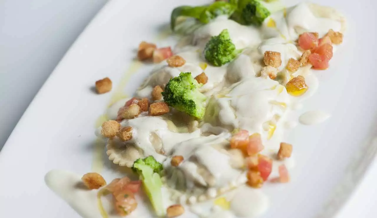 Tuisgemaakte ravioli met broccoli, bechamel en salm resep druk