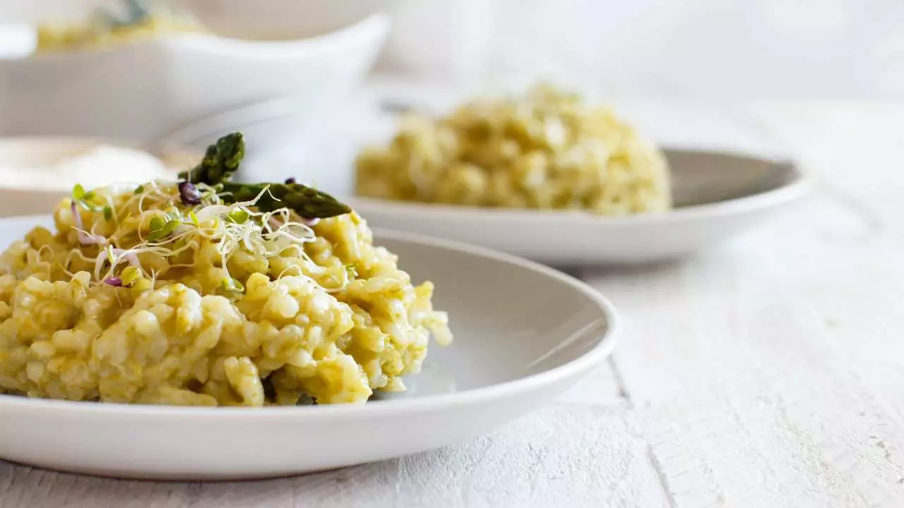 Risotto ea maiketsetso, mehato ea mantlha e lokelang ho lateloa