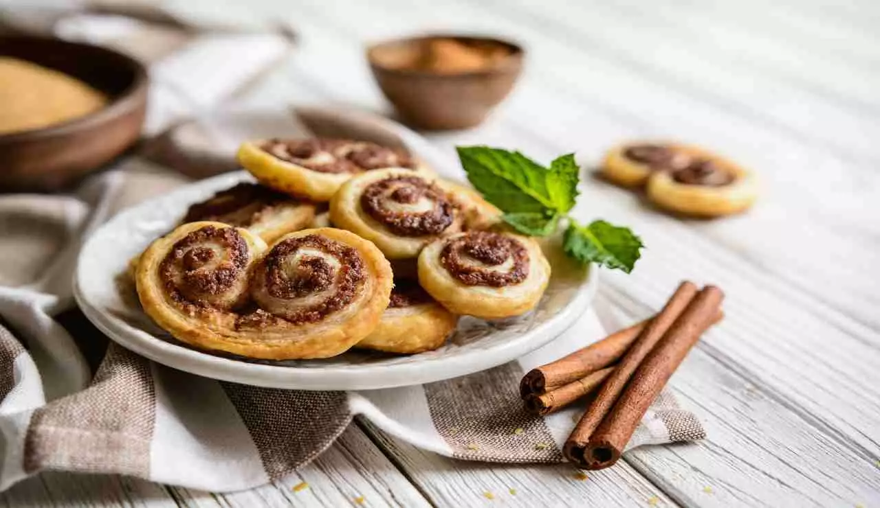 Rodelas de massa folhada de canela doce