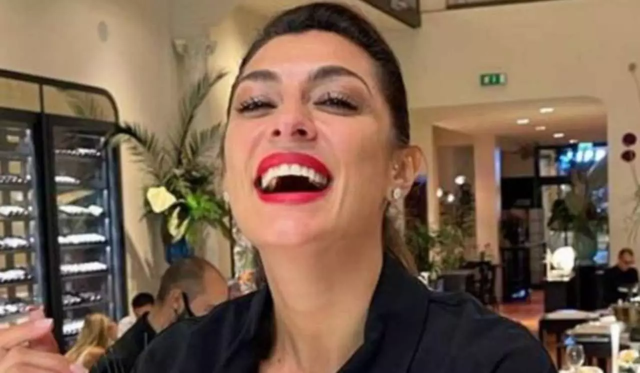 Décolleté plongeant Elisa Isoardi | Publiez cette photo et les fans se déchaînent