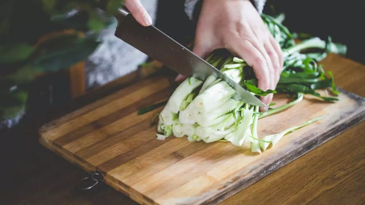 Þetta er salat, en með öllu því ríkidæmi sem heill réttur er: hér er hráefnið sem mun breyta öllu