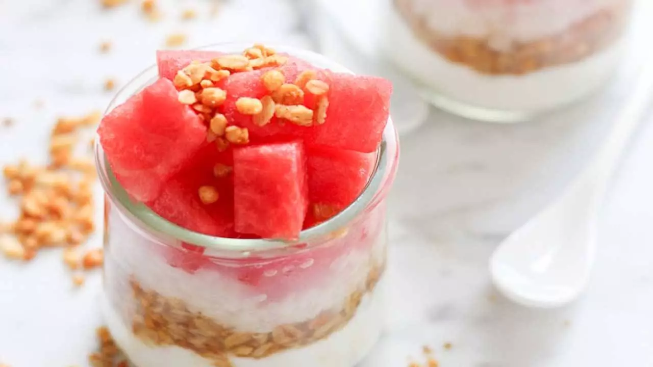 Postre frío sandía y yogur blanco y arroz, bondad y ligereza