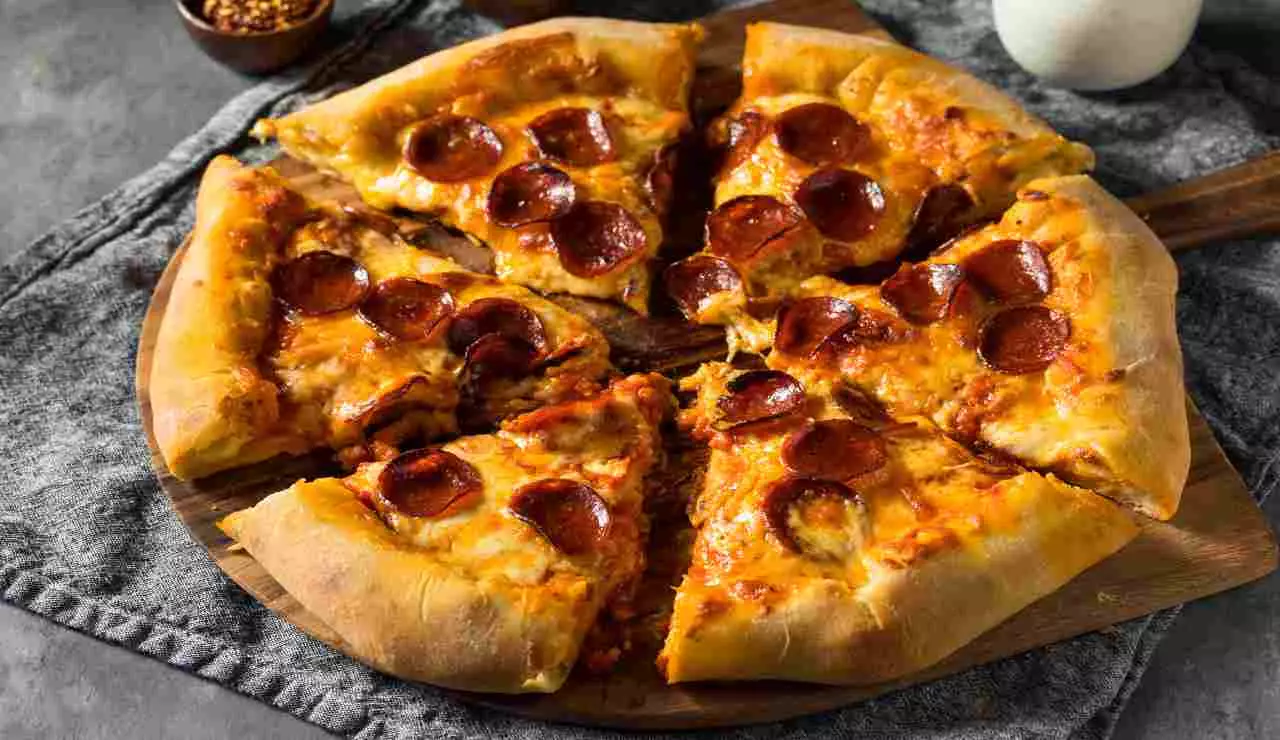 Sprint pizza dengan salami pedas dan keju krim