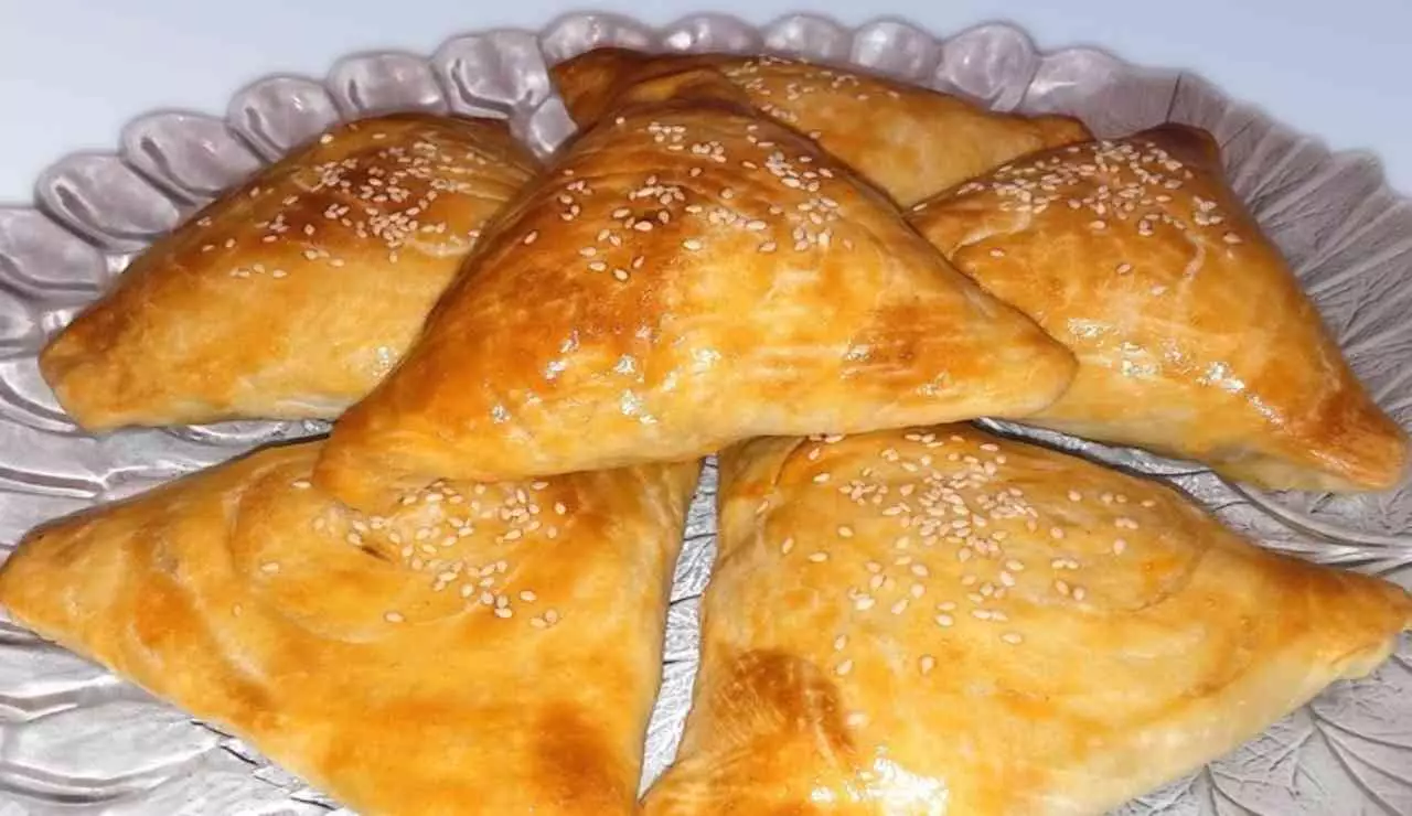 الخير المالح مع حشوة غنية ومدهشة ، ماذا تحتوي هذه sfogliatelle؟