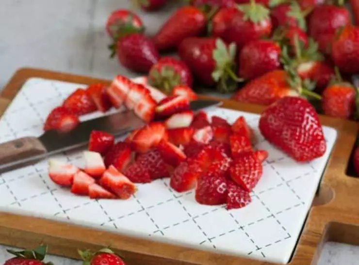 Strawberries, nermbûn û sivikî: Li vir reçete ye ku hûn diranê xweya şîrîn di 10 hûrdeman de têr bikin 35710_3