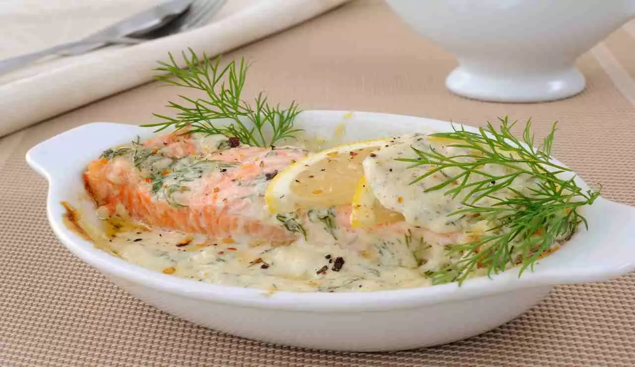 salmon yakabikwa neremoni uye scamorza béchamel | zvinonaka uye zvinyoro