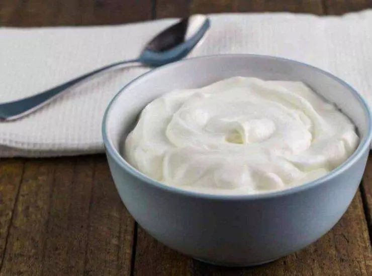 Greka jogurta matenmanĝo kun recepto de semoj kaj fruktoj