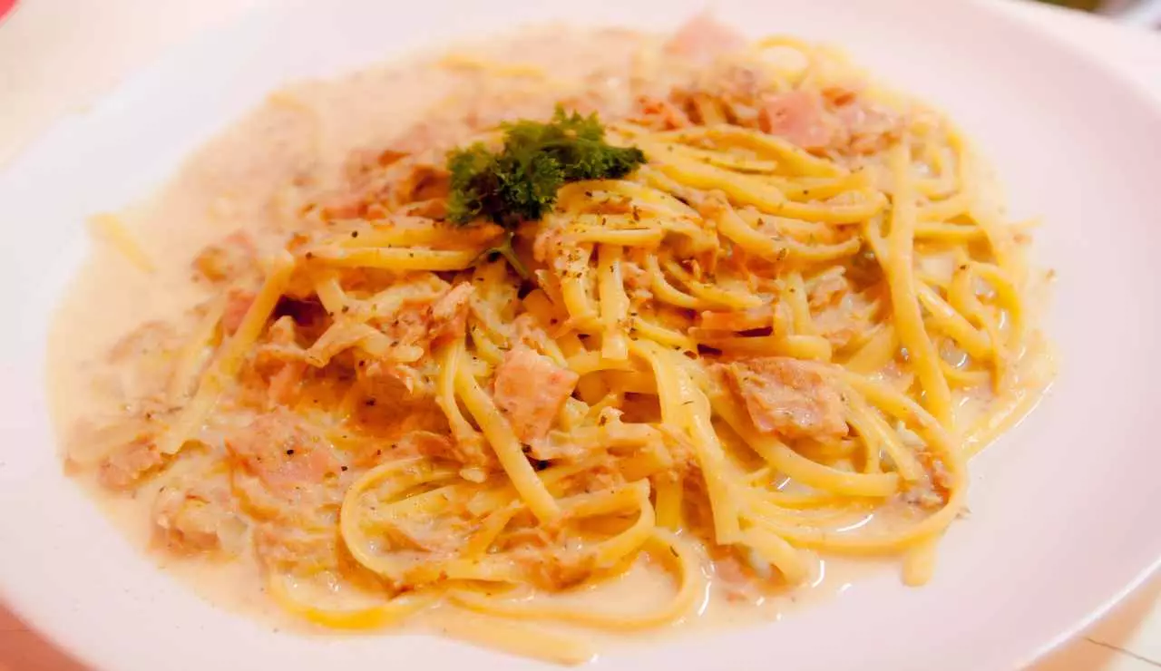 Tuna and saffron carbonara AdobeStock