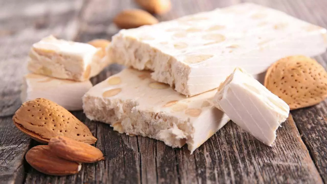 Ezi ntụziaka Krismas | Nougat na ude ricotta dị njikere n'ime naanị nkeji ise 3576_2