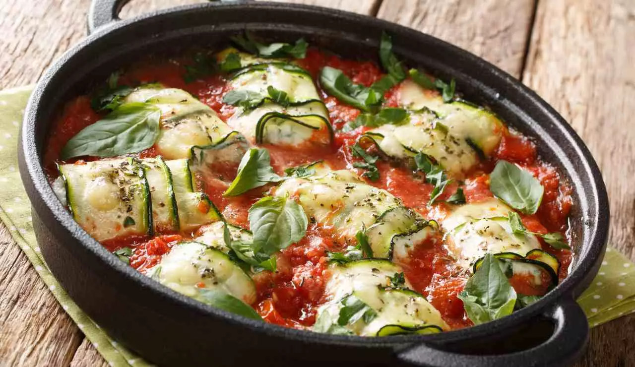 Gevulde courgette met tomaat | Heerlijke broodjes klaar in 10 minuten 35778_1