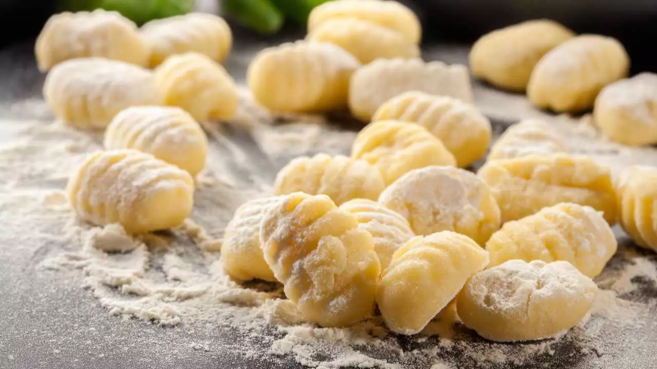 තක්කාලි සෝස් වලට අමුද්‍රව්‍ය දෙකක් එකතු කර gnocchi කිසිවෙකුට විරුද්ධ වීමට නොහැකි වනු ඇත