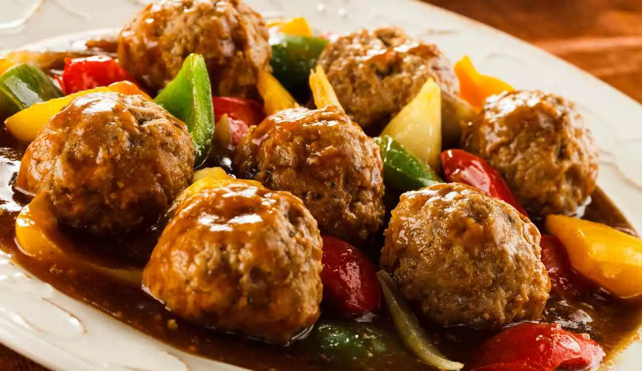 Soft meatballs with pepper sauce | Easy and tasty recipe 35791_1