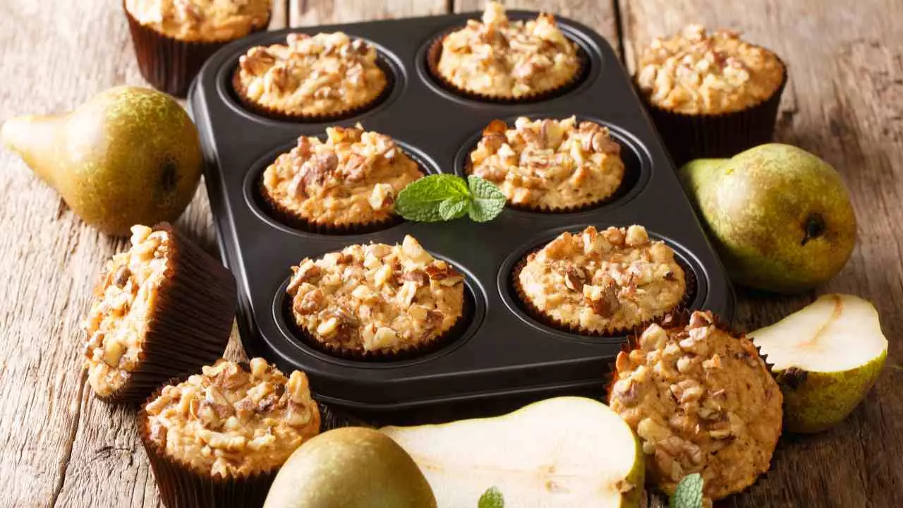 It doesn't take much to serve pear muffins different from the usual ones, here is the recipe