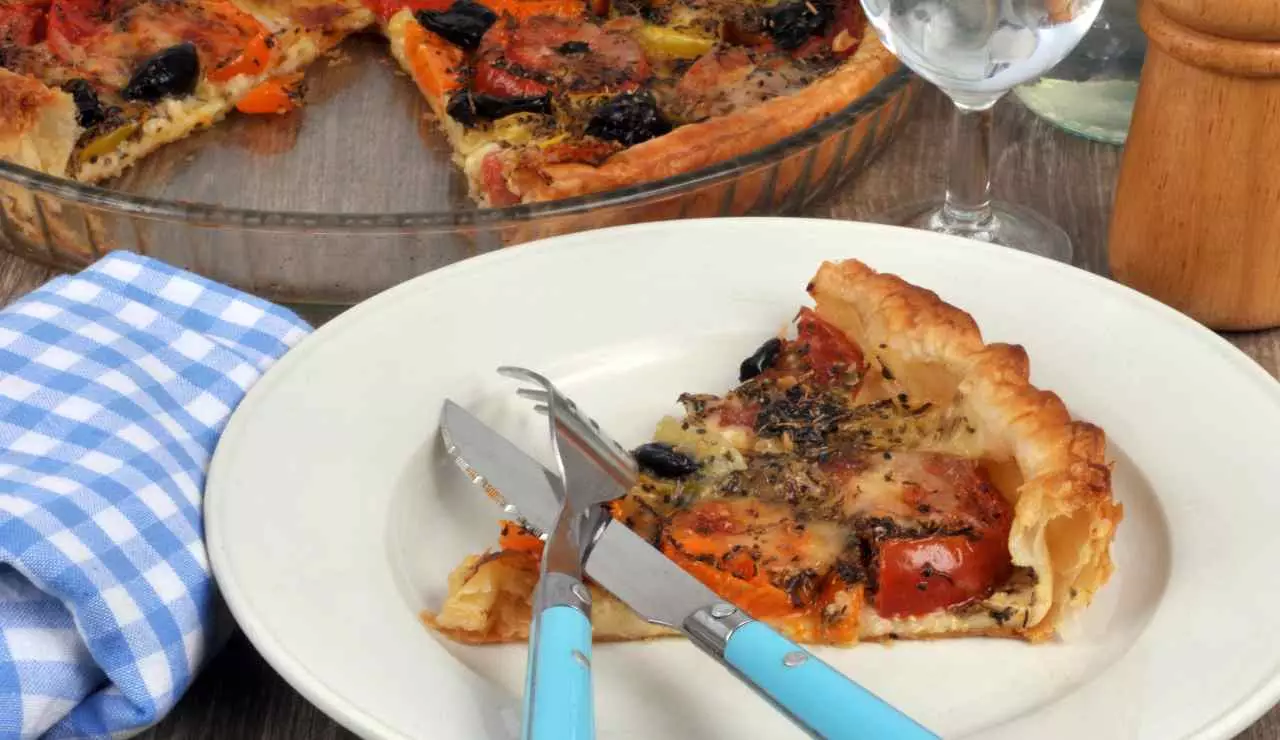 Savory tart with tomatoes, black olives and provolone | Very easy and tasty 35813_1