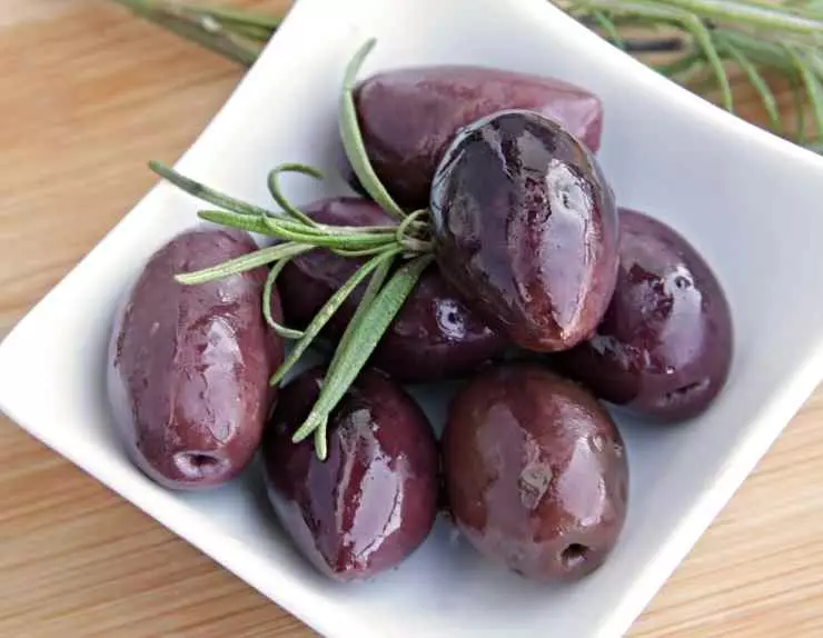 Savory tart na tomato, oliv ojii na provolone | Dị mfe na tọrọ ụtọ 35813_2