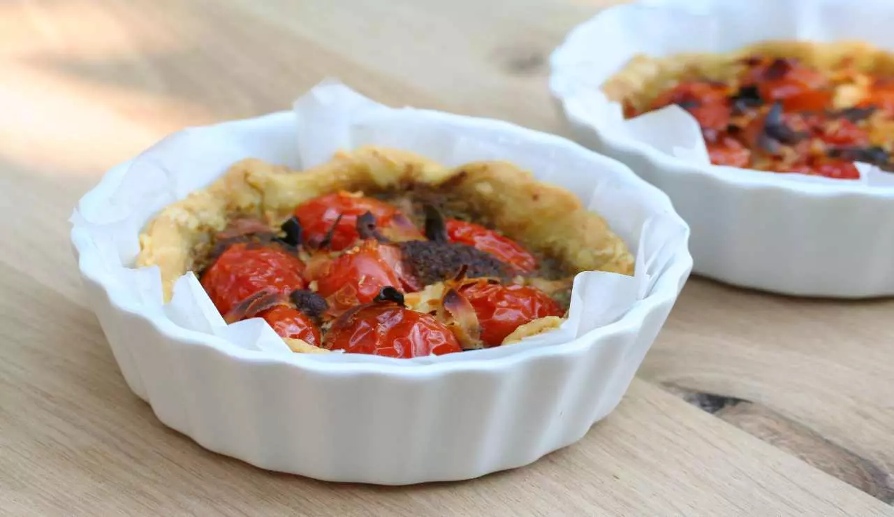 Shortcrust tartlets nwere pesto na tomato datterini, nri na-atọ ụtọ dị njikere na nkeji 10.