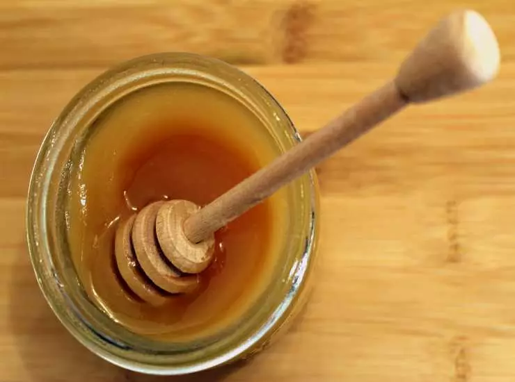 Med a kávový dort s ořechy