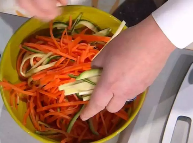 Fritten Muerten an Zucchini Julienne. Foto vun È sempre Mezzogiorno